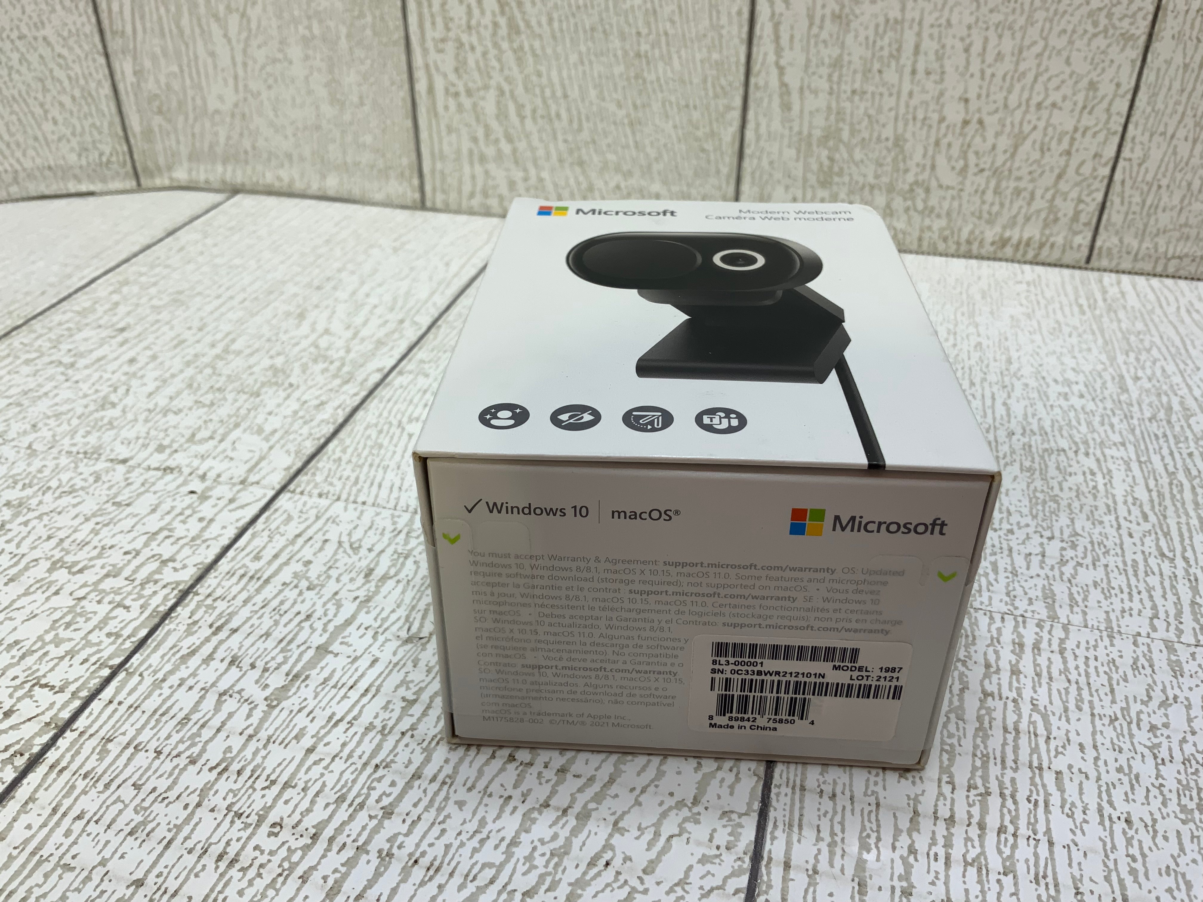 Microsoft Modern Webcam with Built-in Noise Cancelling Microphone