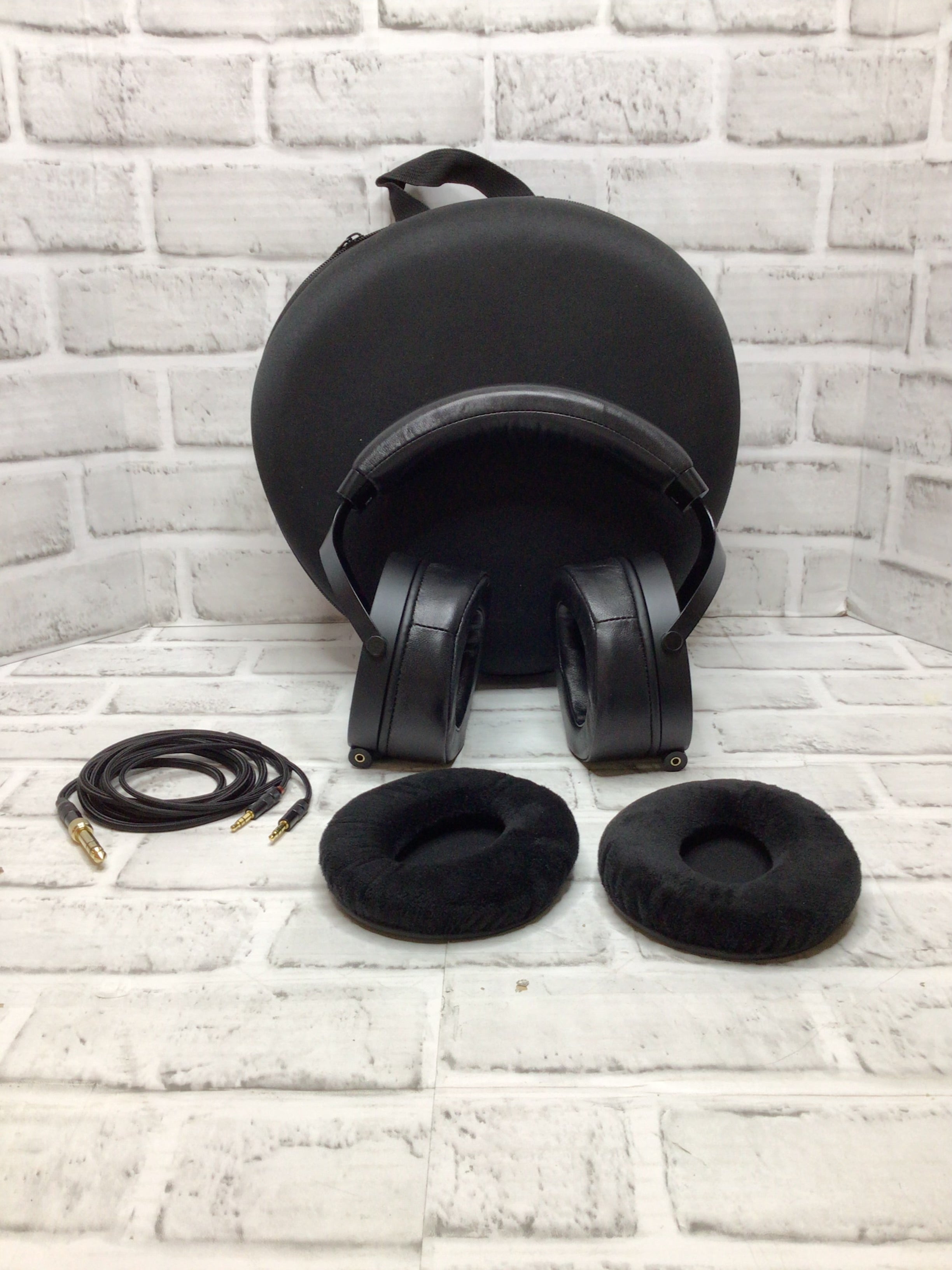Monolith M1070 Over Ear Open Back Planar Headphones *SLIGHTLY USED - N