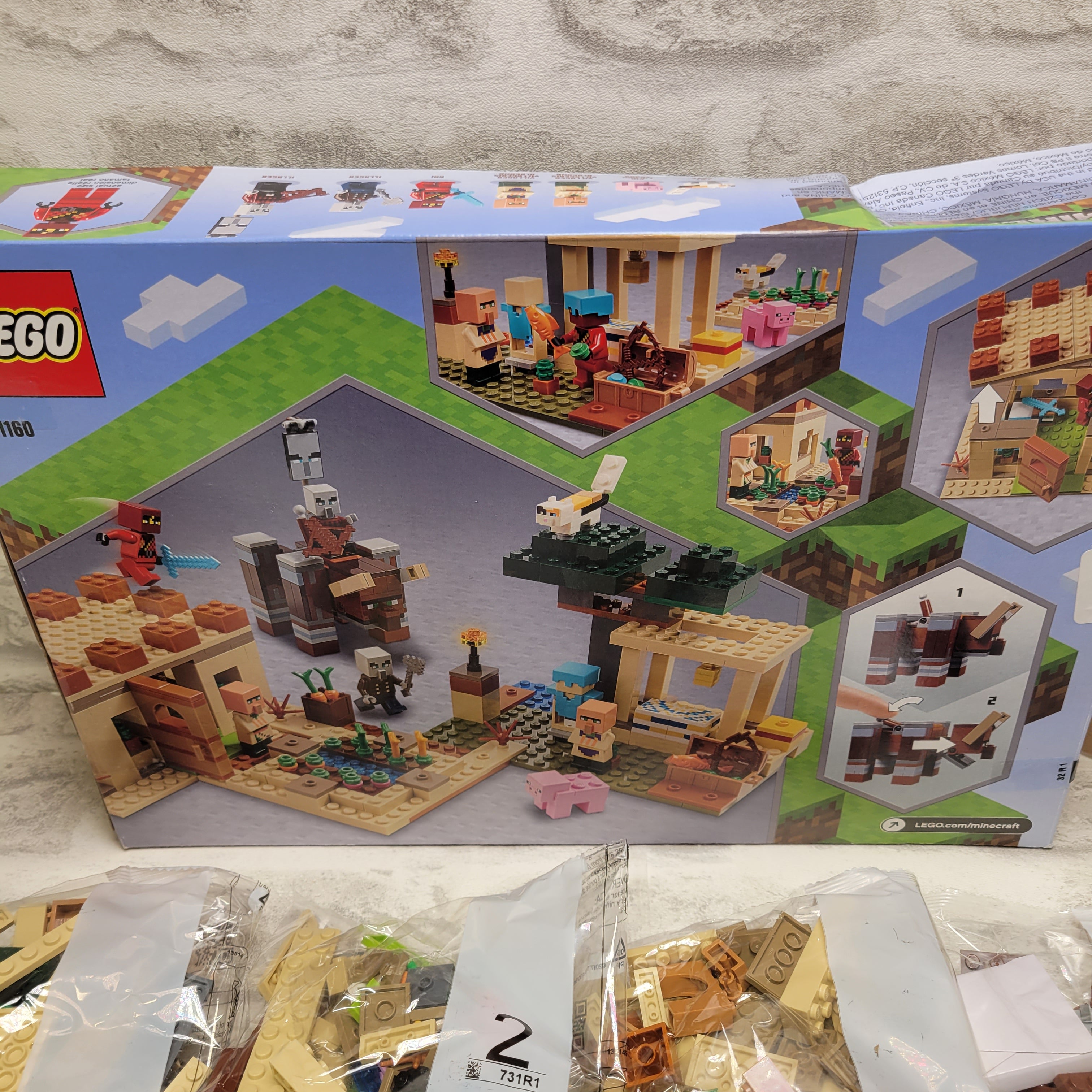 LEGO Minecraft The Villager Raid 21160 (562 Pieces)