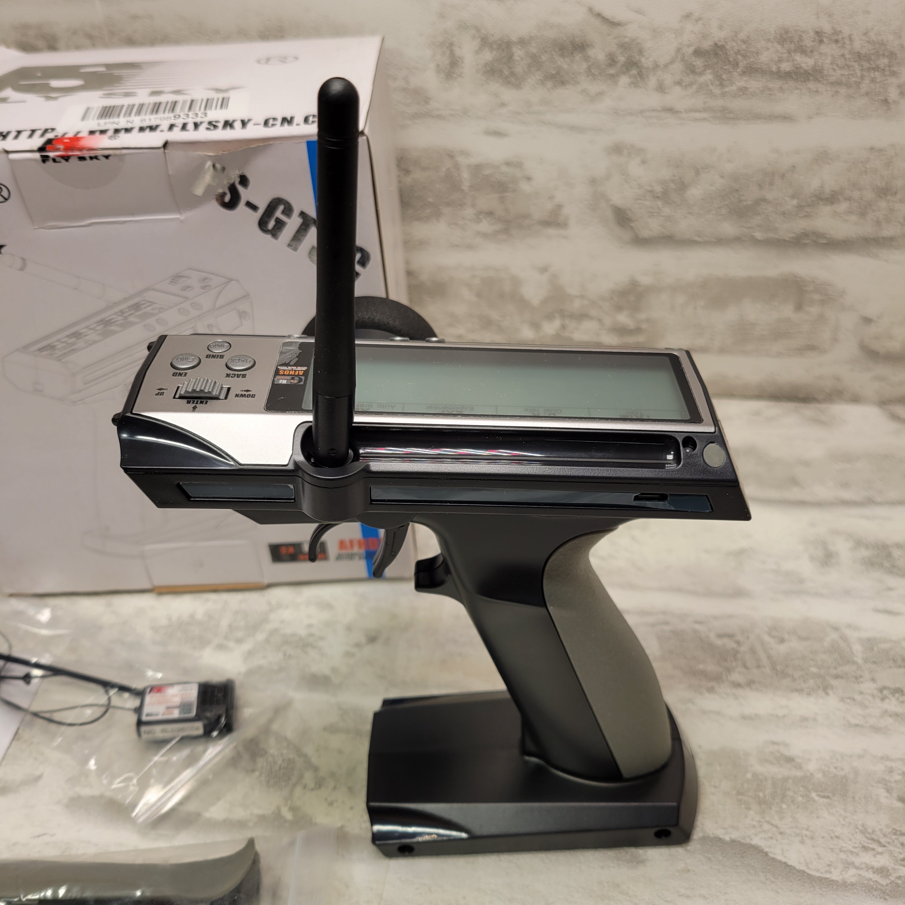 FlySky FS-GT3C 2.4G 3-Channel Transmitter with GR3E Receiver for RC Ca