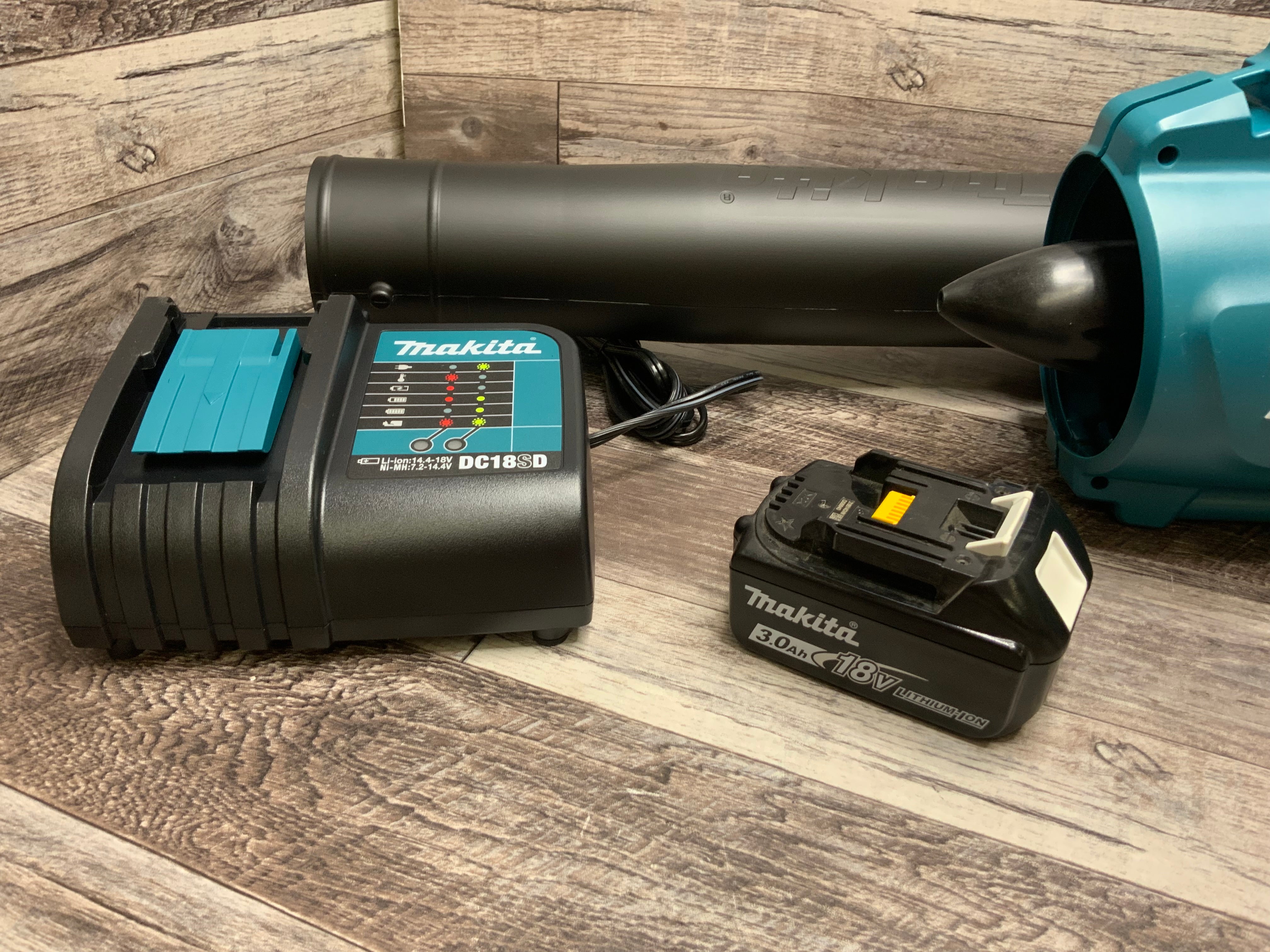 Makita XBU03SM1 18V LXT Lithium-Ion Brushless Cordless Blower Kit **RE