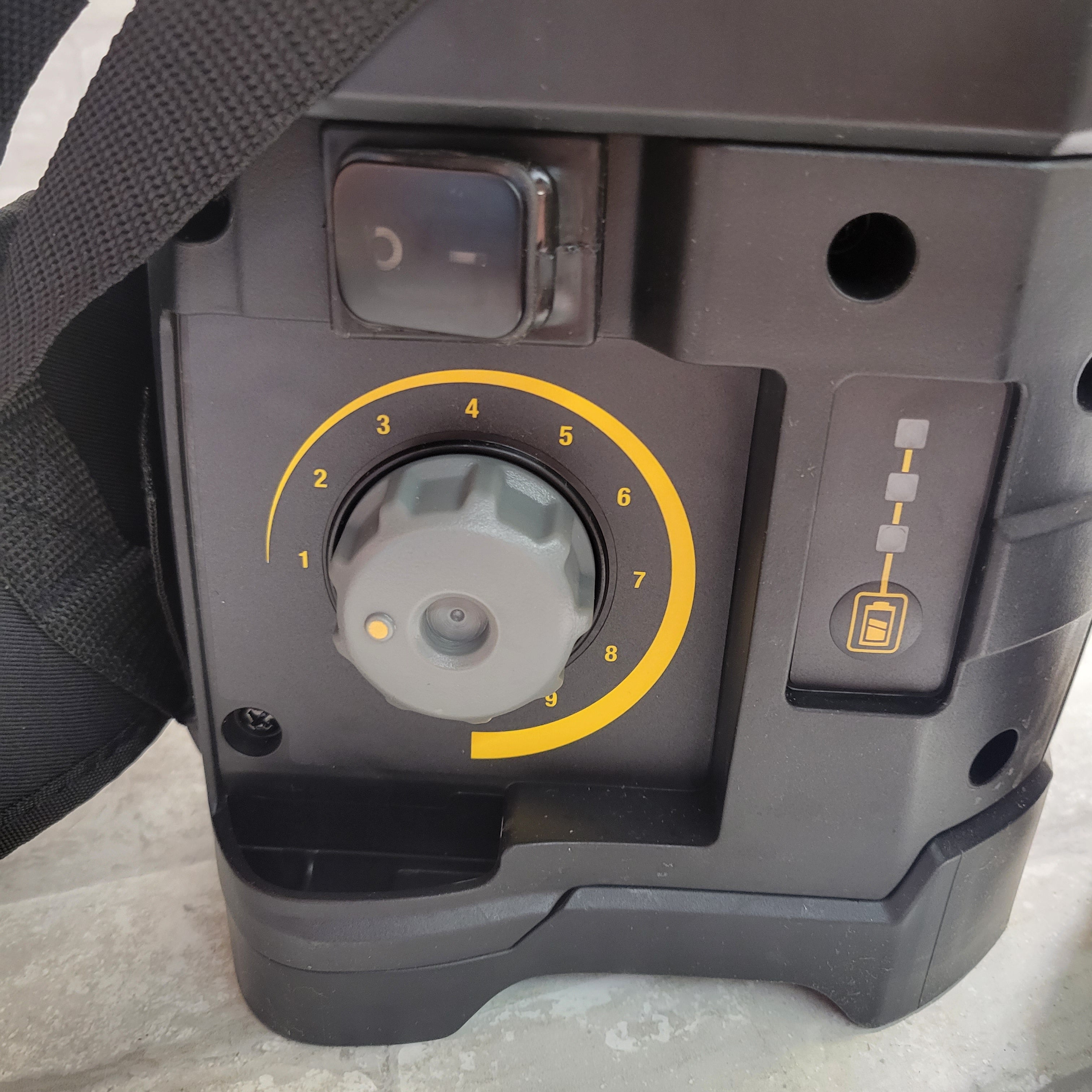 DEWALT Lithium-Ion Battery 4 Gal Backpack Sprayer DXSP190681 *READ DES