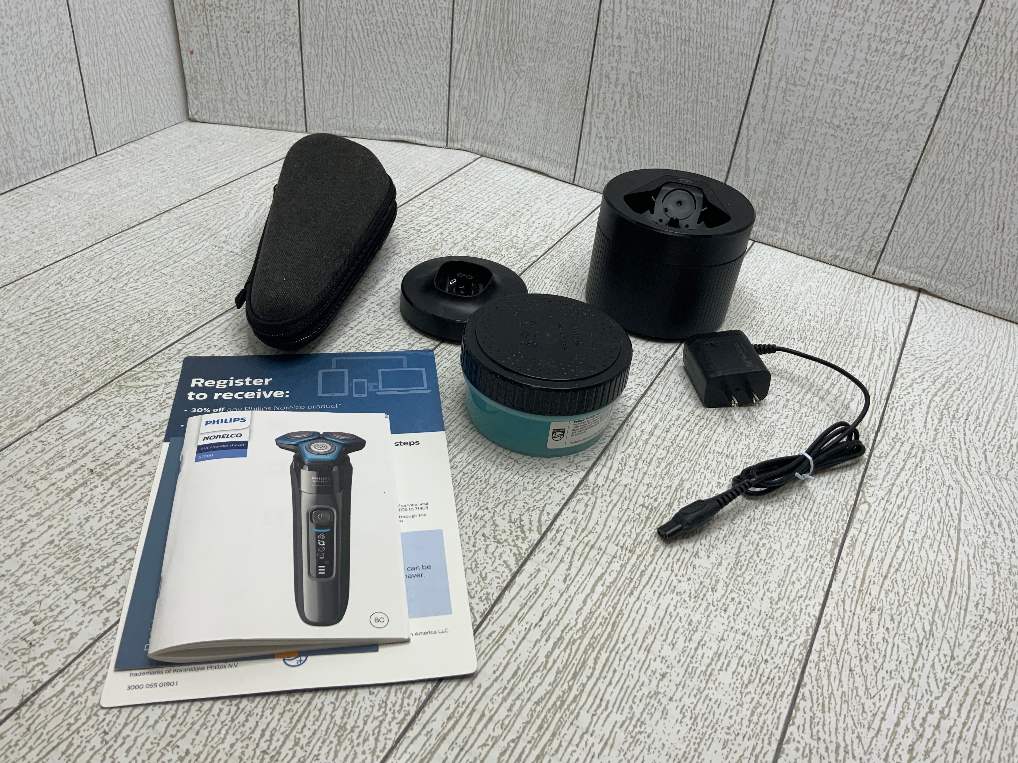 Philips Norelco Shaver 7800, Rechargeable Wet & Dry Electric Shaver